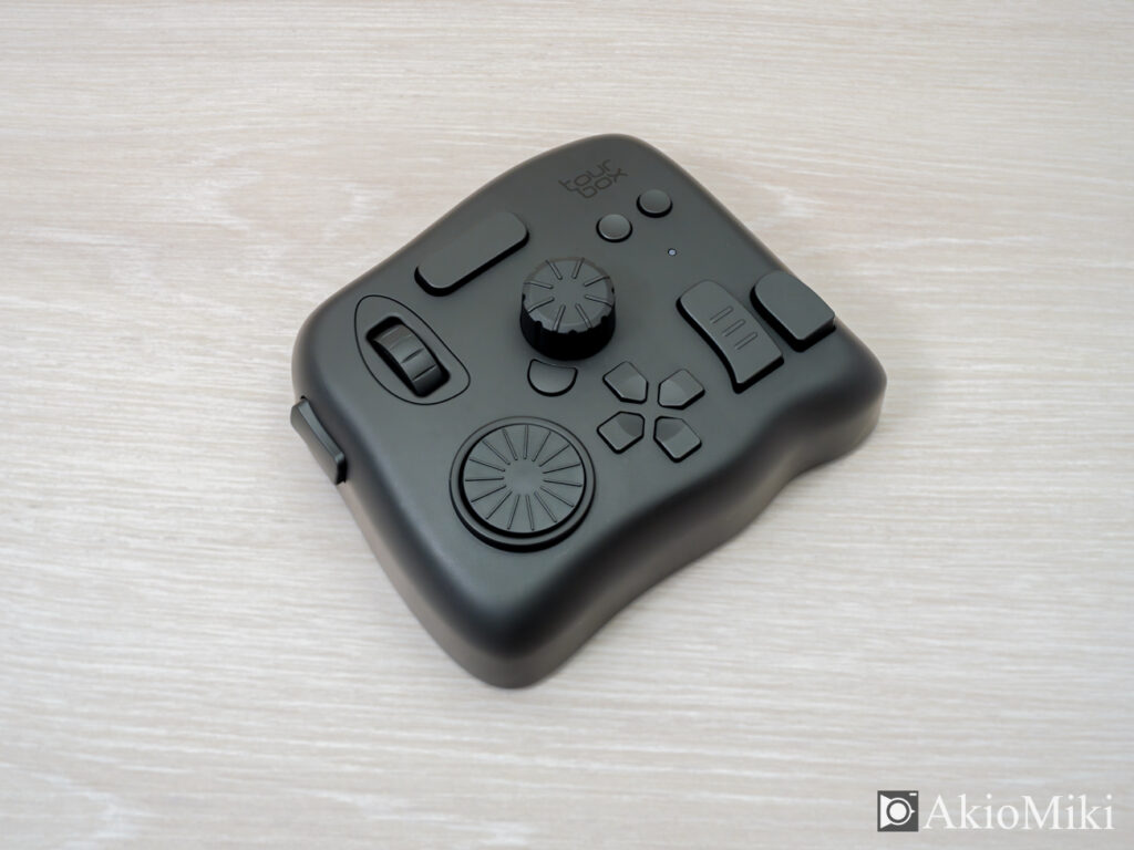 【6ヶ月間のレビュー】TourBox Eliteを徹底解説！外観から初期設定も紹介 | Akio Miki